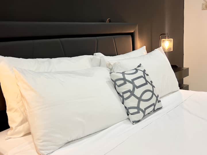 Luna Luxe Suite - Kingston