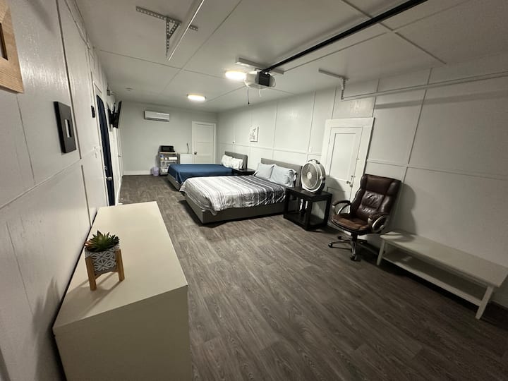 Private Garage Apt W/ 2 Queen Beds & Laundry - Alexandria, LA