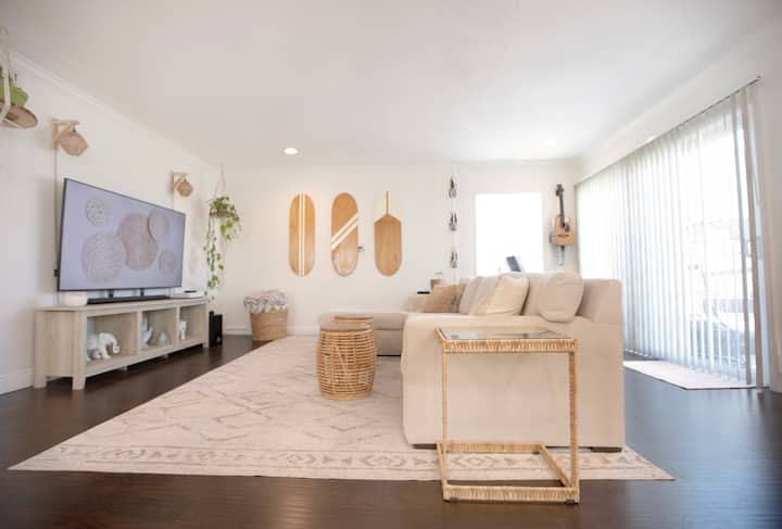 Spacious Beach Retreat W/ Deck | Steps To Sand - Redondo Beach, CA