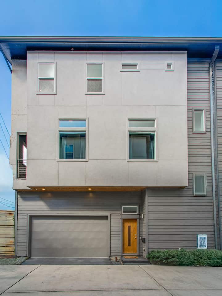 Space City Downtown Retreat - Houston, TX