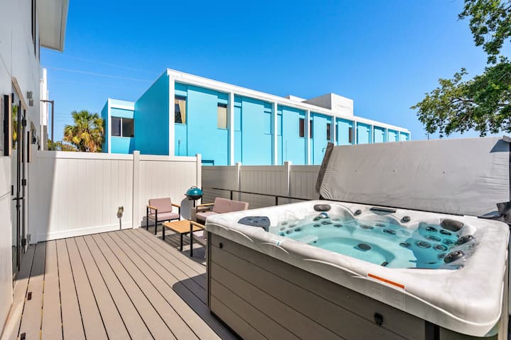 4 Luxe Units • Sleeps 6-8 • Hot Tub • Near Beach - Cocoa Beach, FL