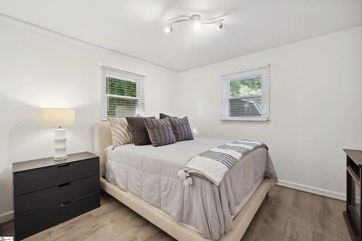 Cozy Guest Room In A Charming Ranch Style Home - Travelers Rest, SC