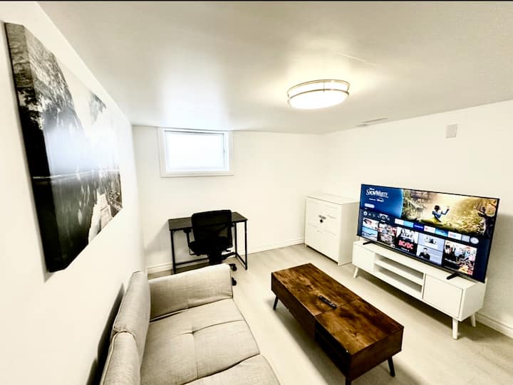 Modern 2 Bedrooms 1 Bath + 4 Sleep Near Downtown - Waterloo