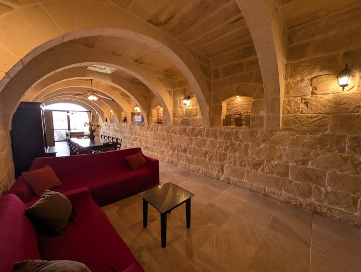 Retreat For 10, 5 Bedroom Farmhouse With Views! - Malta