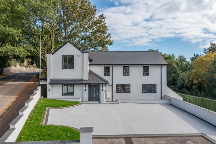 Newly Renovated 5 Bedroom 3 Bathroom Modern Home - Newport