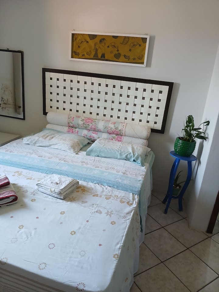 Quarto Com Cama Queen Casa Da Mari 2 - Maringá