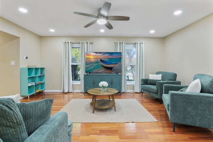 Laid Back: *New* 5br-3.5bt Spacious & Welcoming! - Barrington, IL