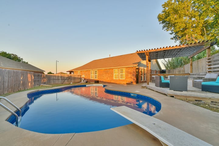 Sunset Family Retreat | Pool • Near Okc Airport - Newcastle Casino