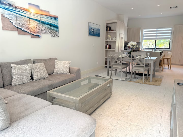 New | 1bd | Gated | Pool | Beach And Gym Access - The Bahamas