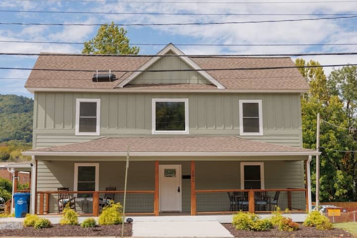 Minnie's Place - 3br,2.5ba, Newly Renovated Duplex - Waynesville, NC