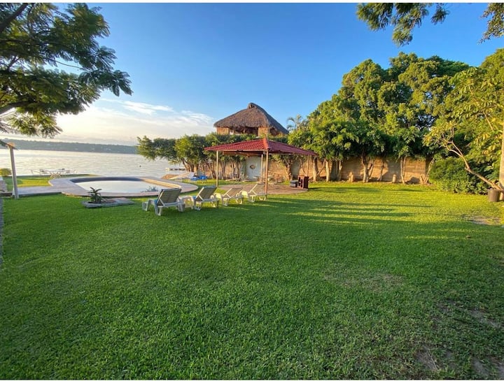 Hermosa Casa 8 A La Orilla Del Lago En Teques - Tequesquitengo
