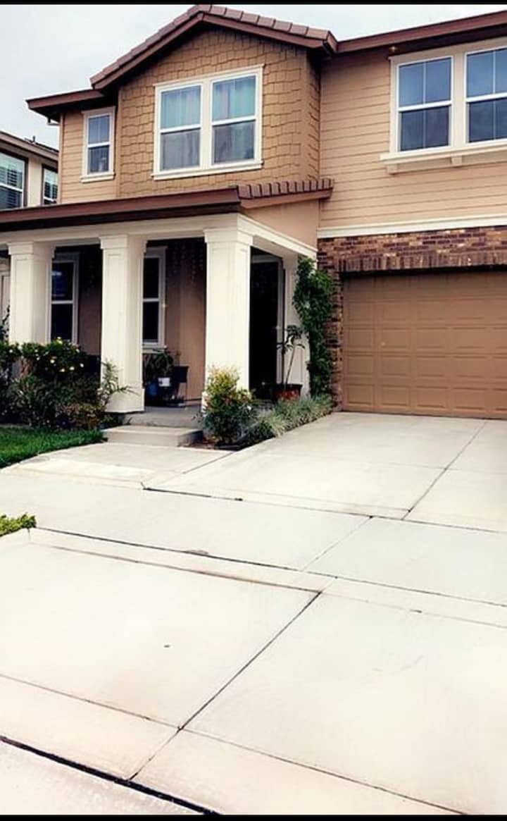We Have 3 Bedrooms Available,2 Baths, Kitchen. - Tracy, CA