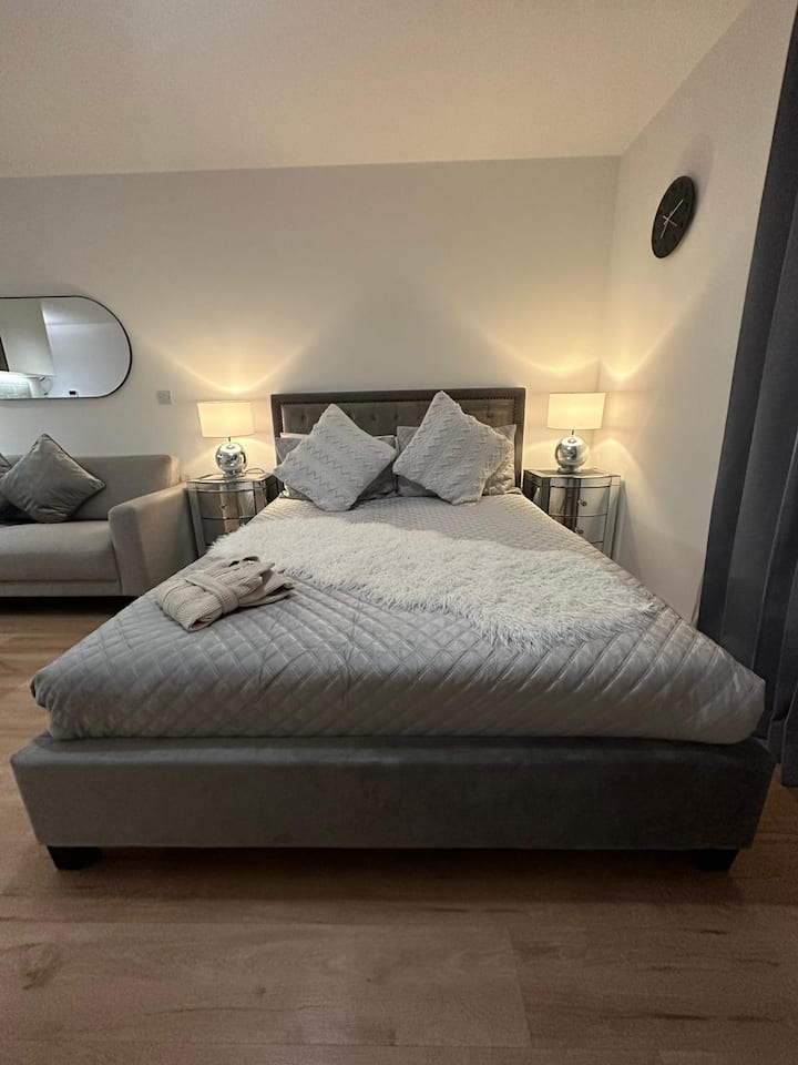Feel Right At Home – Stylish, Comfortable - Barnet