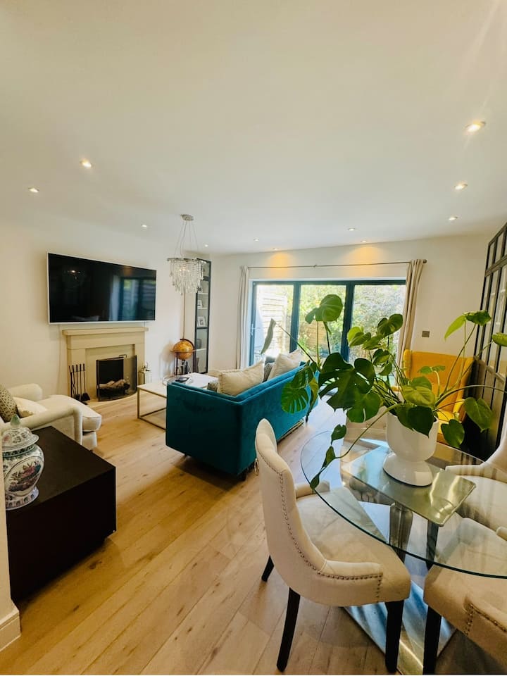 Bright 2 Bed Cottage Style House - Enfield