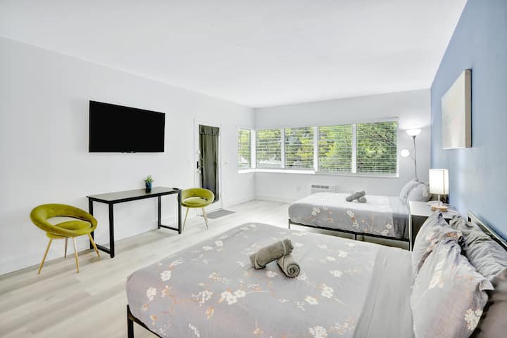1br Miami Beach Apt W/ King + 2 Queens & Workspace - South Beach, FL