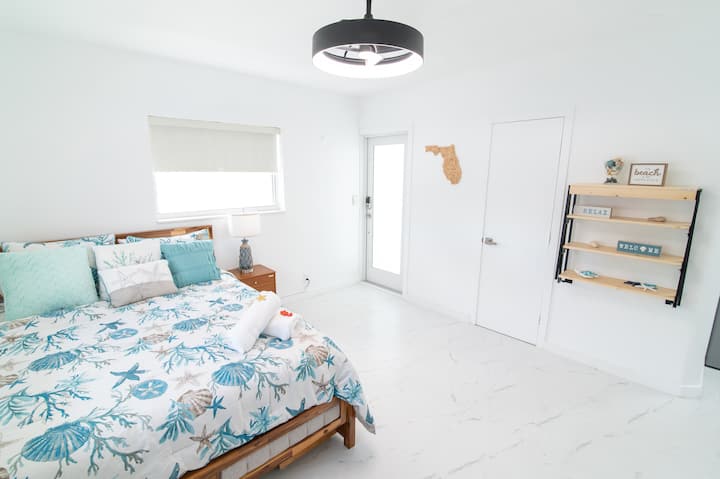 Modern Coastal Studio Short Walk To The Beach - Hollywood, FL