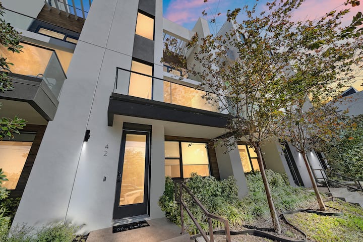 Paradise Living In Uptown Sarasota - Sarasota, FL