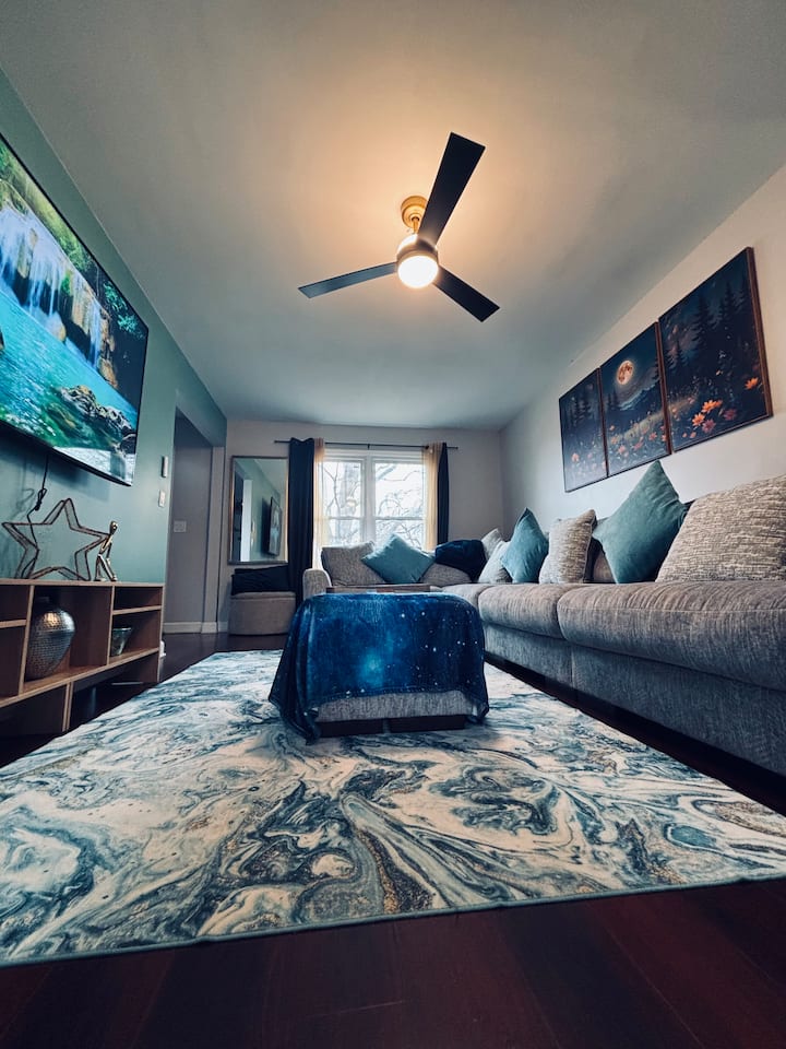 Aurora Spacious Home, 5 Bdrms, 3 Baths, King Beds. - Oswego, IL