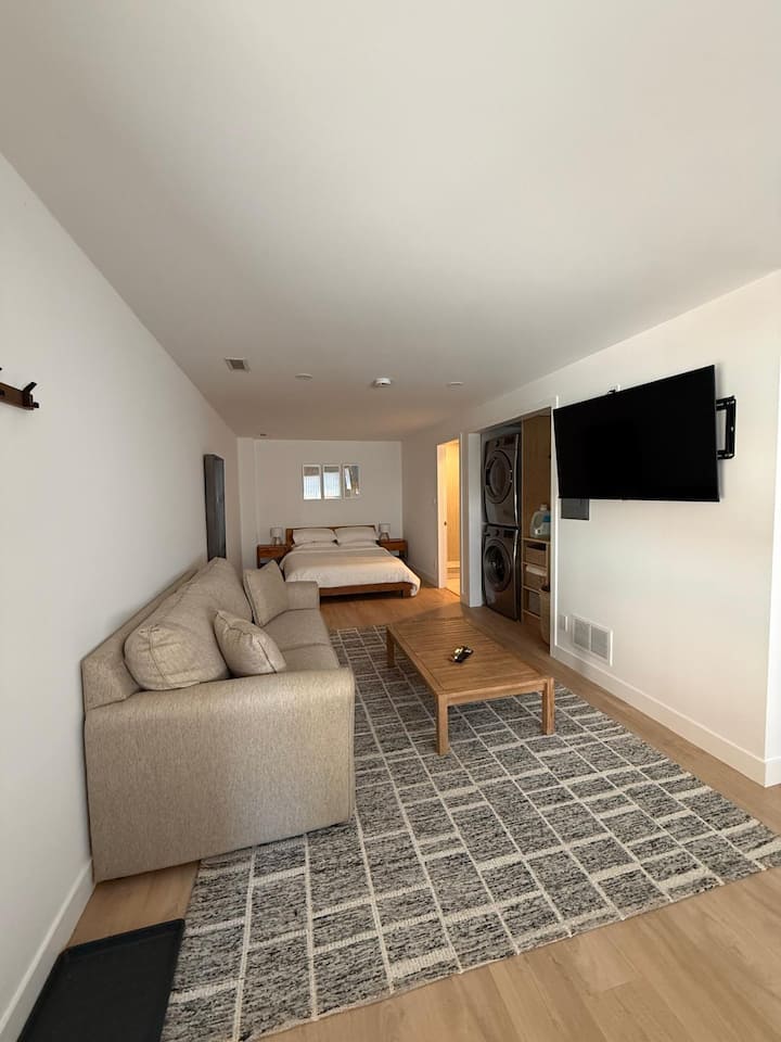 New Coastal Studio - Steps From Davis Bay Beach - Sechelt