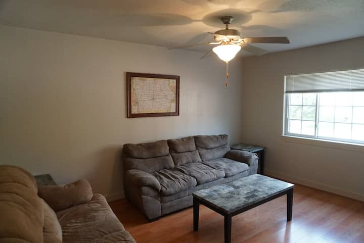 Walk To Kinnick! Clean 1br Apartment (0.3 Mi) - Iowa City