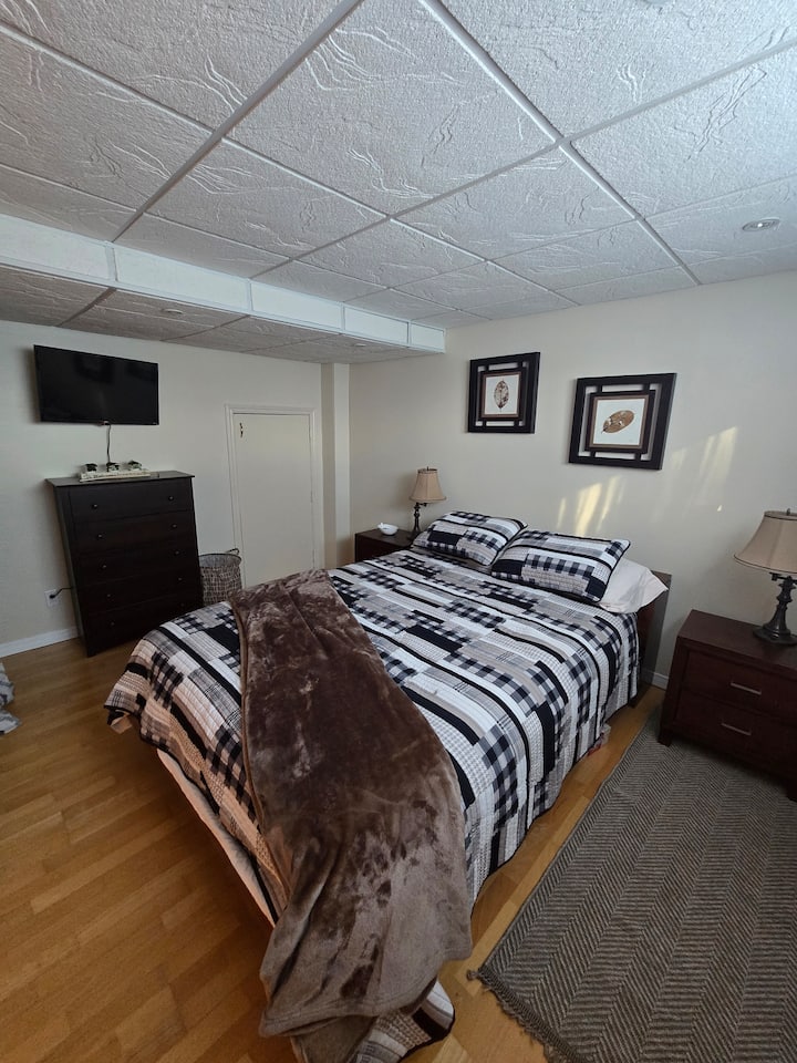 Queen Size Bed & Continental Breakfast - Grand Sudbury