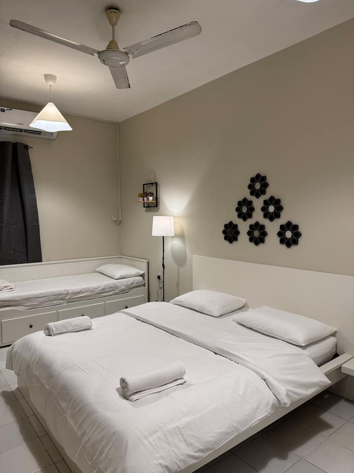 Homely 2bhk Apartment | Sleeps 7 | Great Location - Dubaï