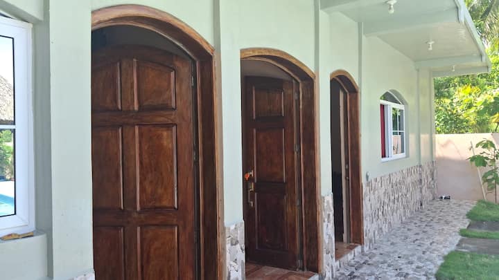 Chalet Privado Con Piscina 6 Habitaciones Y Jardín - Chiquimulilla