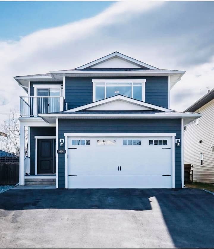 "Luxury Home Home Near Hospital | Mall |College" - Prince George