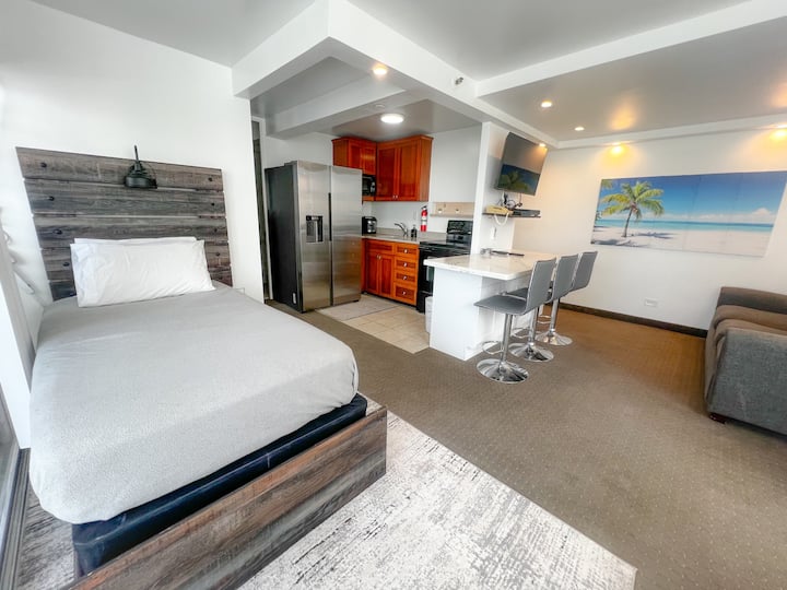 Walk To Beach At Pacific Monarch - Honolulu, HI