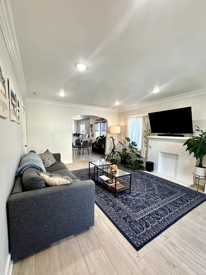 The Sunny Escape - West Hollywood, CA