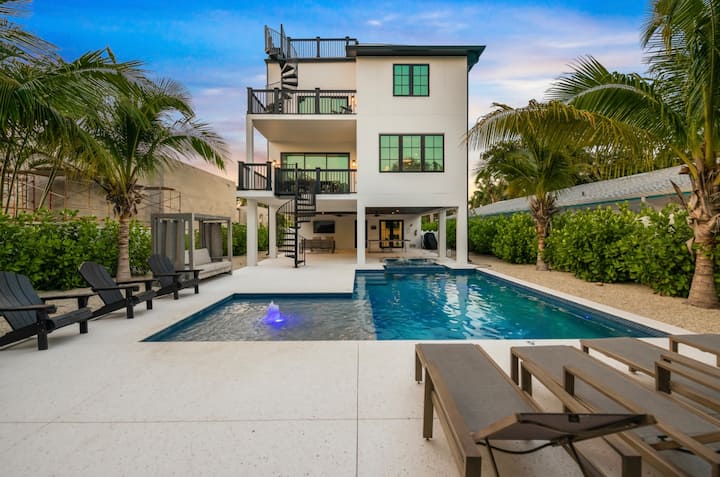 New 8/8 Bathroom Beach House! Heated Pool And Spa! - Siesta Key, FL