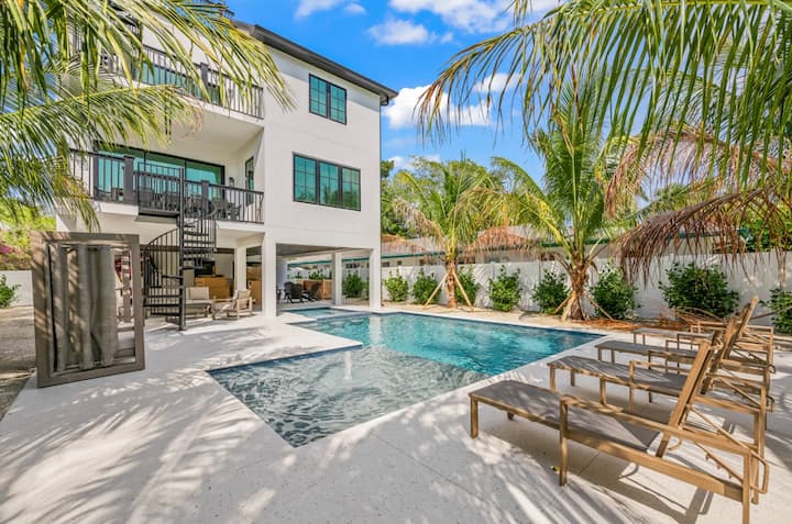 New 8/8 Bathroom Beach House! Heated Pool And Spa! - Sarasota, FL
