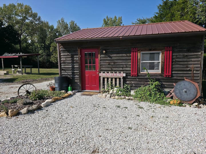 Cedar Hill Cabins: The Bears Lodge And Bunkhouse - Macon, MO