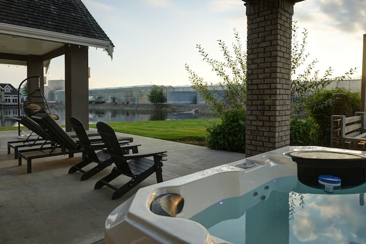 Lakeside Home: Sleeps 23/hottub/game Room/theatre - Abbotsford