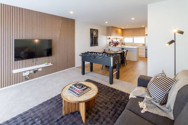 Game Day Getaway | 2br Townhouse + Parking - Christchurch