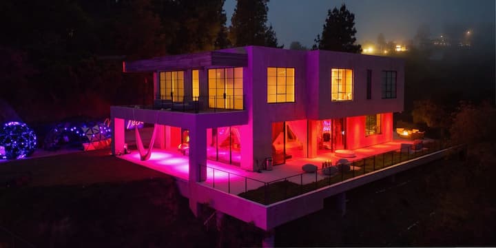 Architectural Masterpiece W/ Infinity Pool - Los Angeles, CA