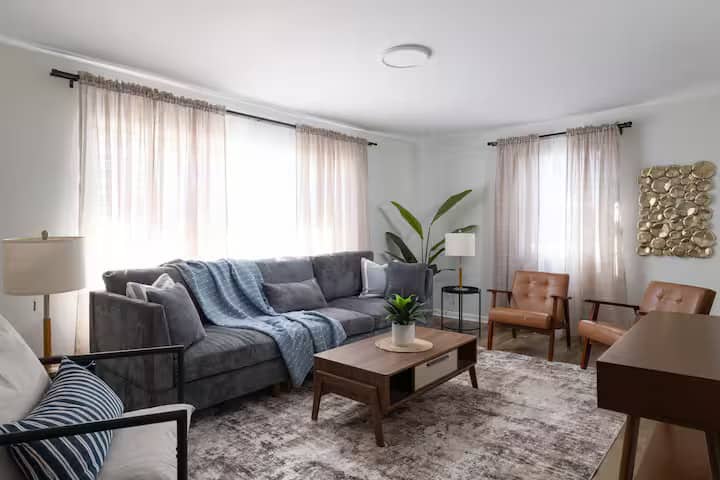 Shady Lawn Gso | Entire Home Perfect For Groups - Greensboro, NC