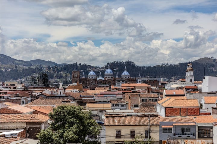 Casa  Patrimonial En El Centro Histórico - Cuenca