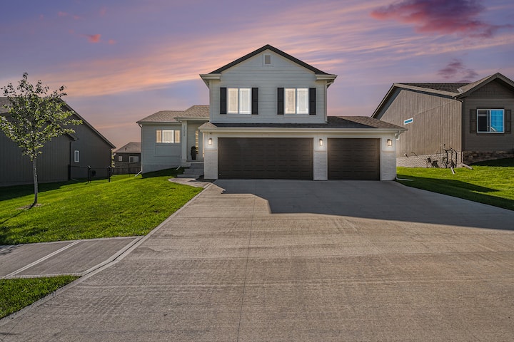 Omaha Charm! Cozy Comfort Home In The Heartland - Gretna, NE