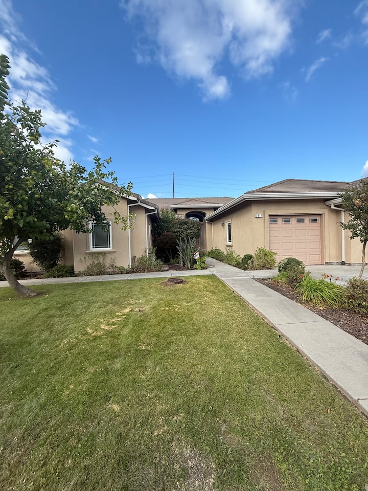 Custom Spacious Home On Briggsmore - Modesto, CA