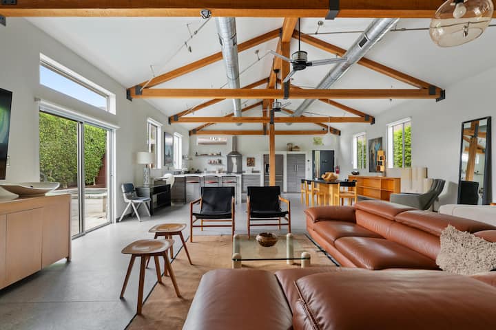 Stylish Industrial Loft, Short Walk From Downtown. - 팜스프링스