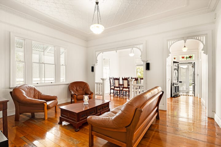 Leafy Hawthorne Haven Pool, Gym & City Convenience - Brisbane