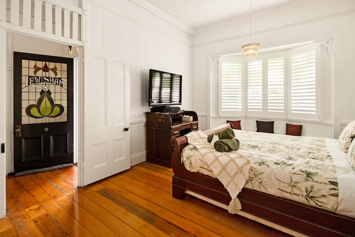 Leafy Hawthorne Haven Pool, Gym & City Convenience - Brisbane