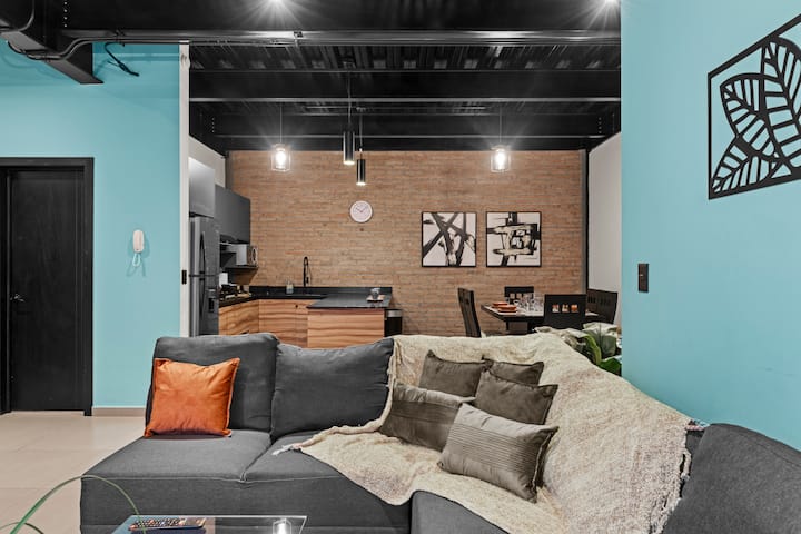 Industrial Loft | King Bed & 2 Office Spaces - Durango