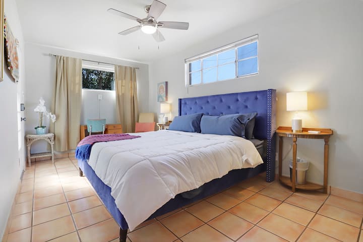 Cozy King Suite Near Downtown & Farmers Market - Las Cruces, NM