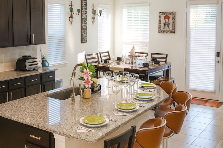 Sleeps 13 | Luxe Event-ready Retreat - Houston, TX