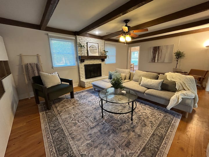 Haven Haus: Sleeps 8 Upper - Kansas City, MO