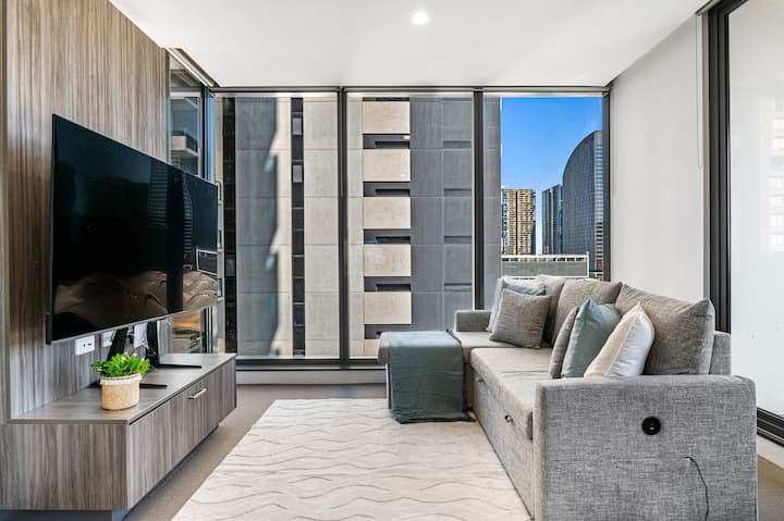 Cbd Luxury Haven | 2br Apt W/pool, Gym & City View - Kensington