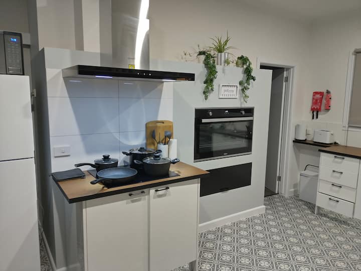 Entire Retro House-2bedrooms+office+wifi+netflix - Stawell