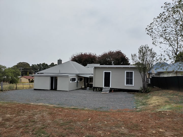 Entire Retro House-2bedroom+office+netflix - Stawell